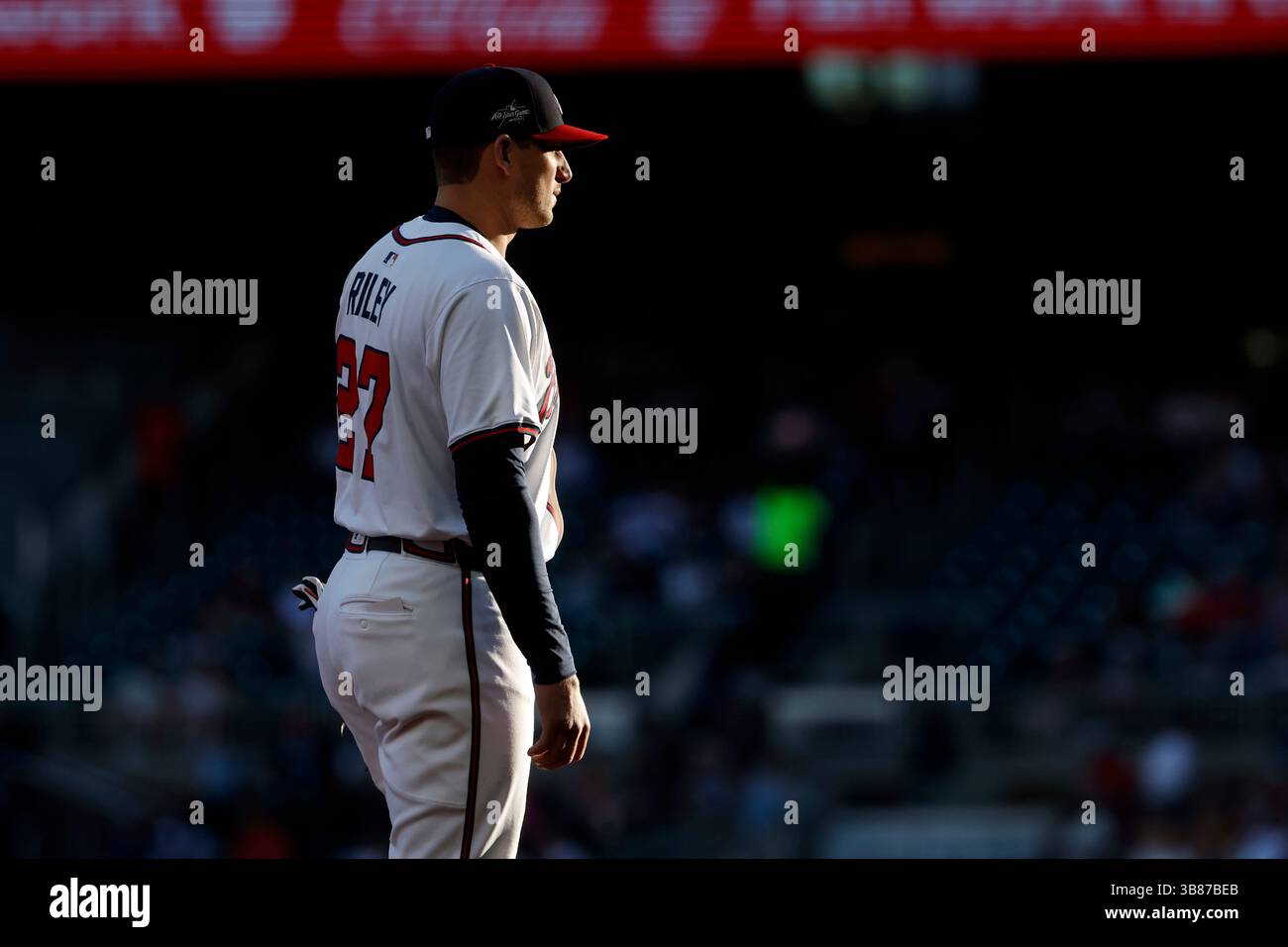 Atlanta Braves third baseman Austin Riley waits for the pitch during ...
