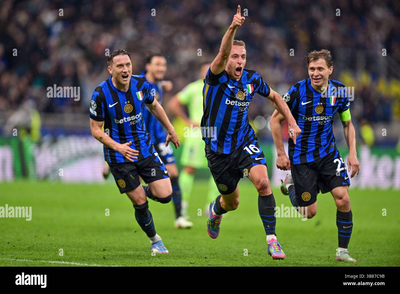 Milano, Italy. 06th May, 2025. Davide Frattesi (16) of Inter scores for ...