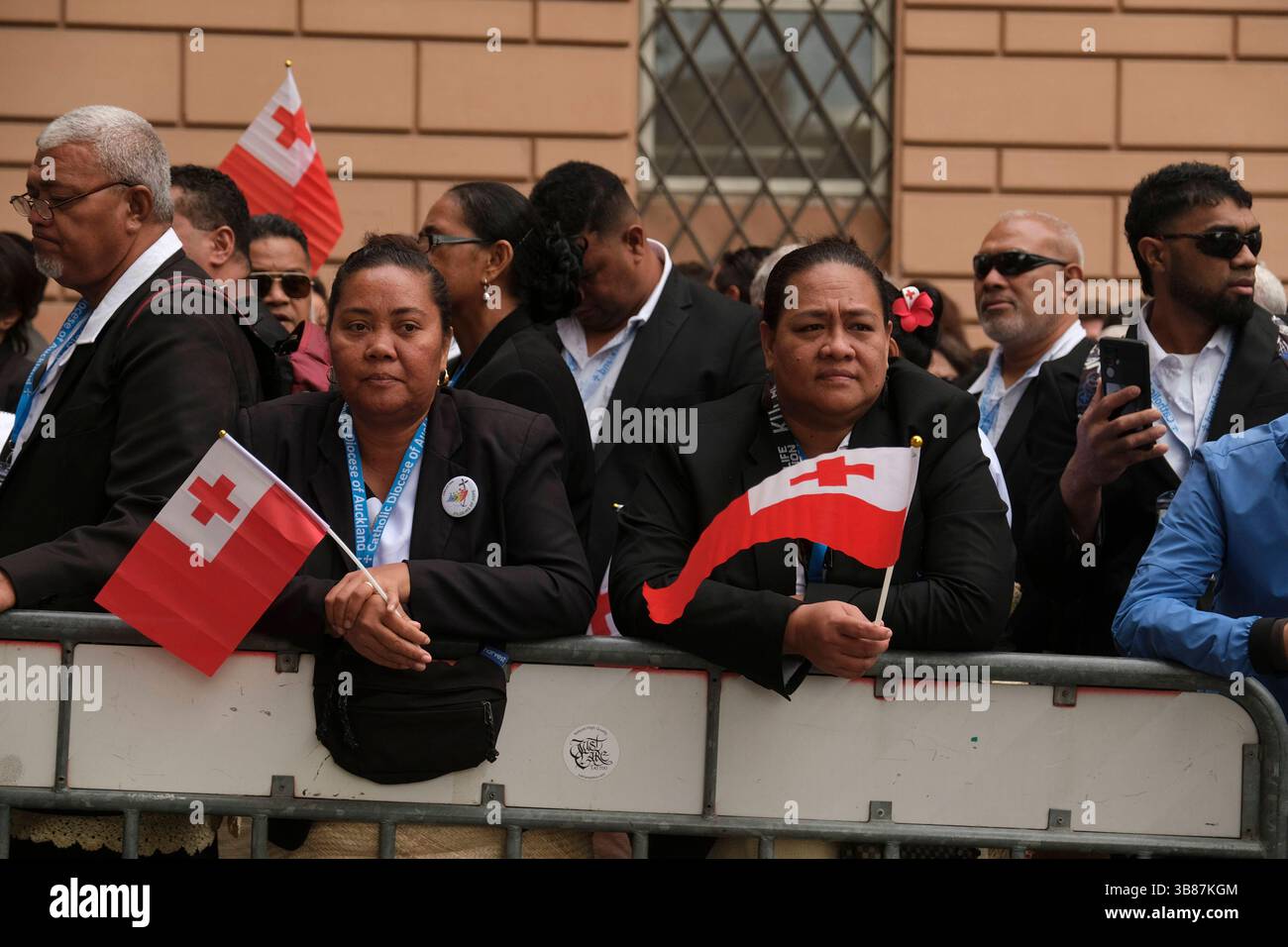 VATICAN POPE VOTE CONCLAVE people lining up to enter st. peter s square ...