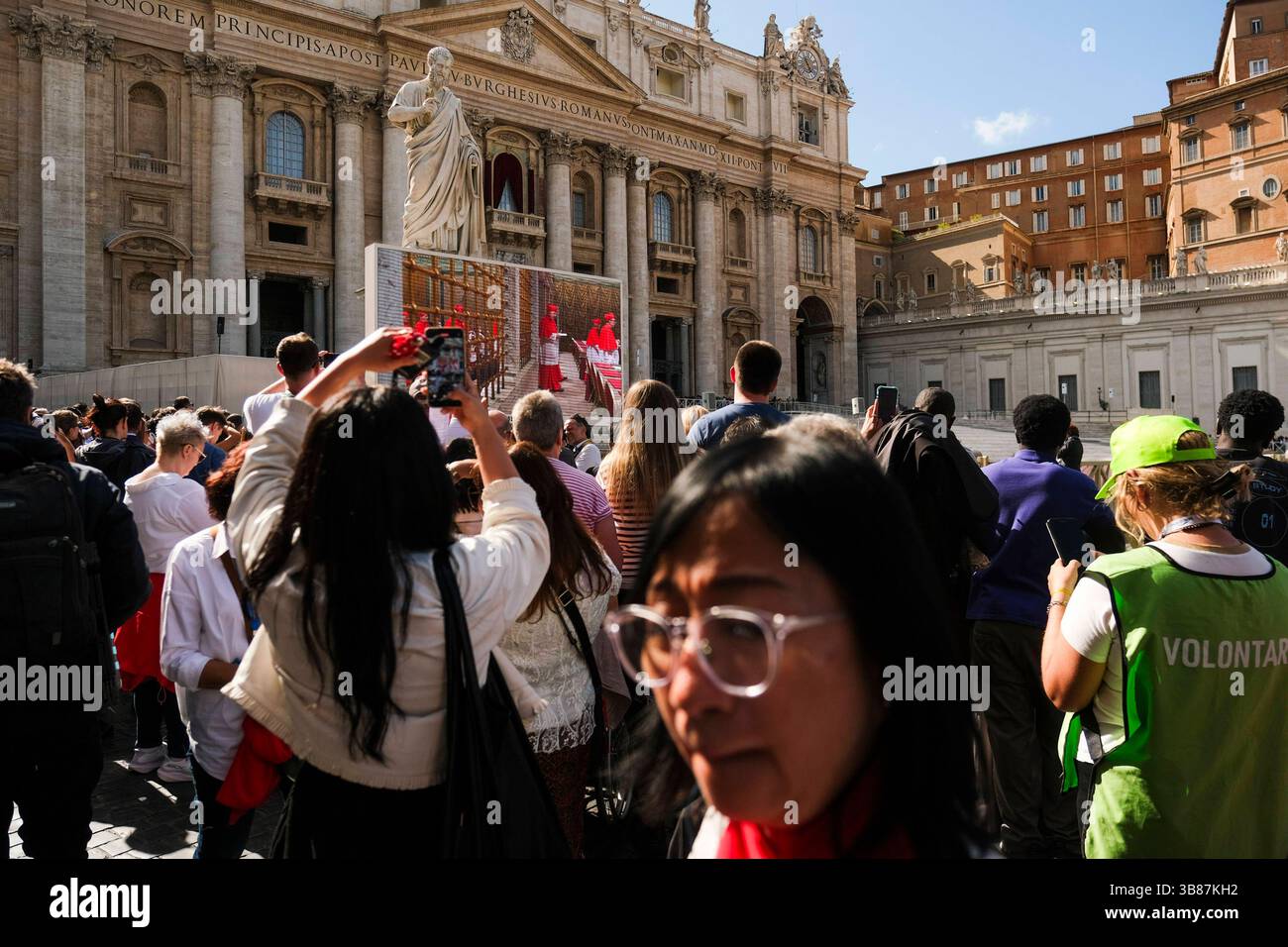 VATICAN POPE VOTE CONCLAVE Faithful watch the giant screens connected ...