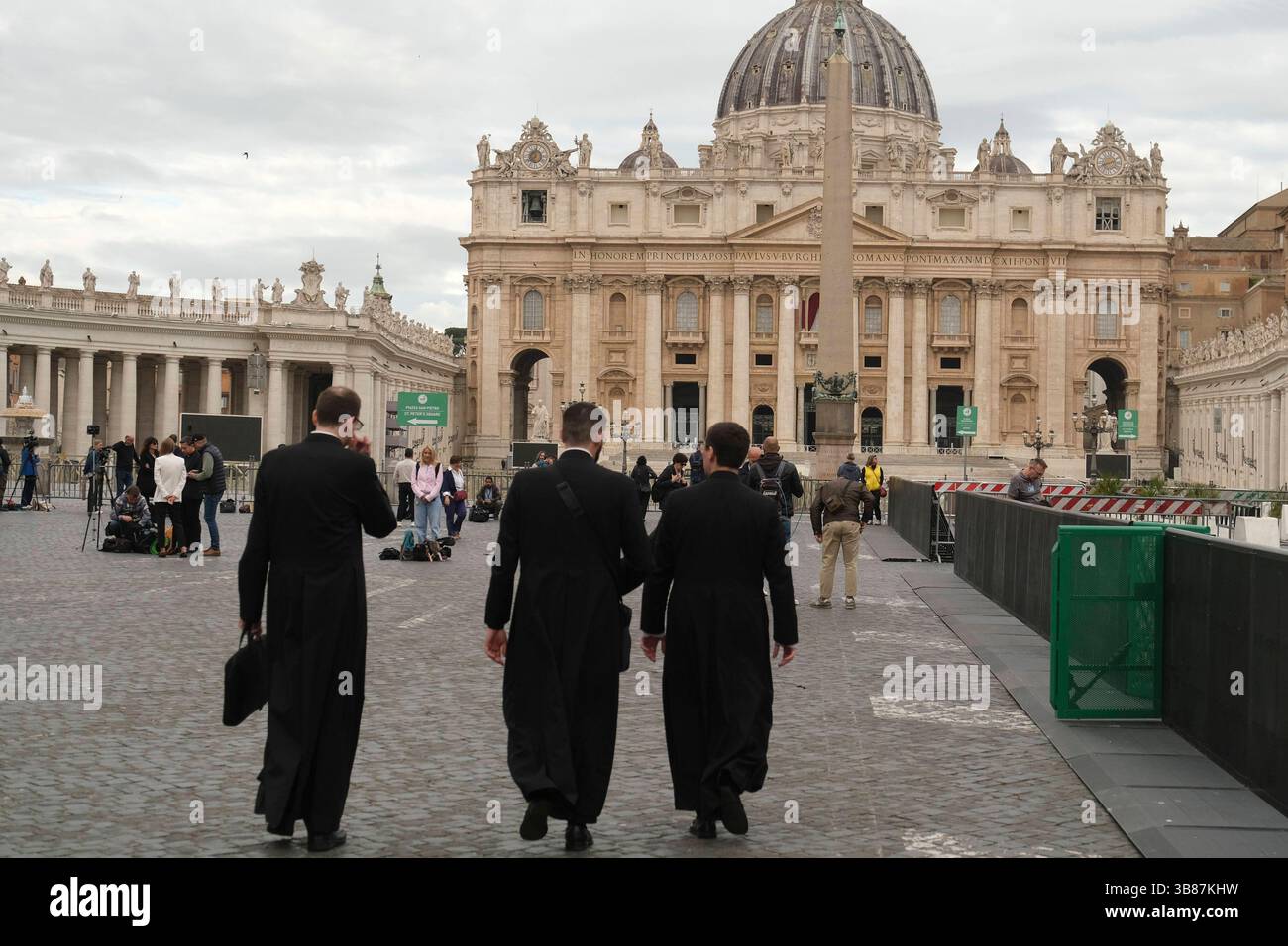 VATICAN POPE VOTE CONCLAVE pilgrims in St. Peter s Square on the first ...