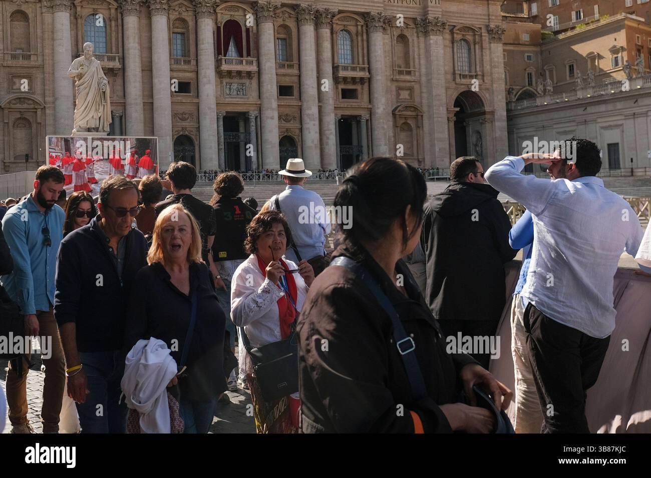 VATICAN POPE VOTE CONCLAVE Faithful watch the giant screens connected ...