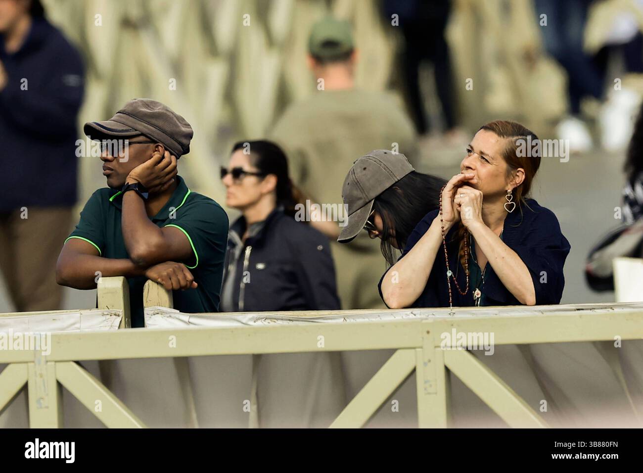 News - Il Conclave people in st. peter s square watch the chimney of ...