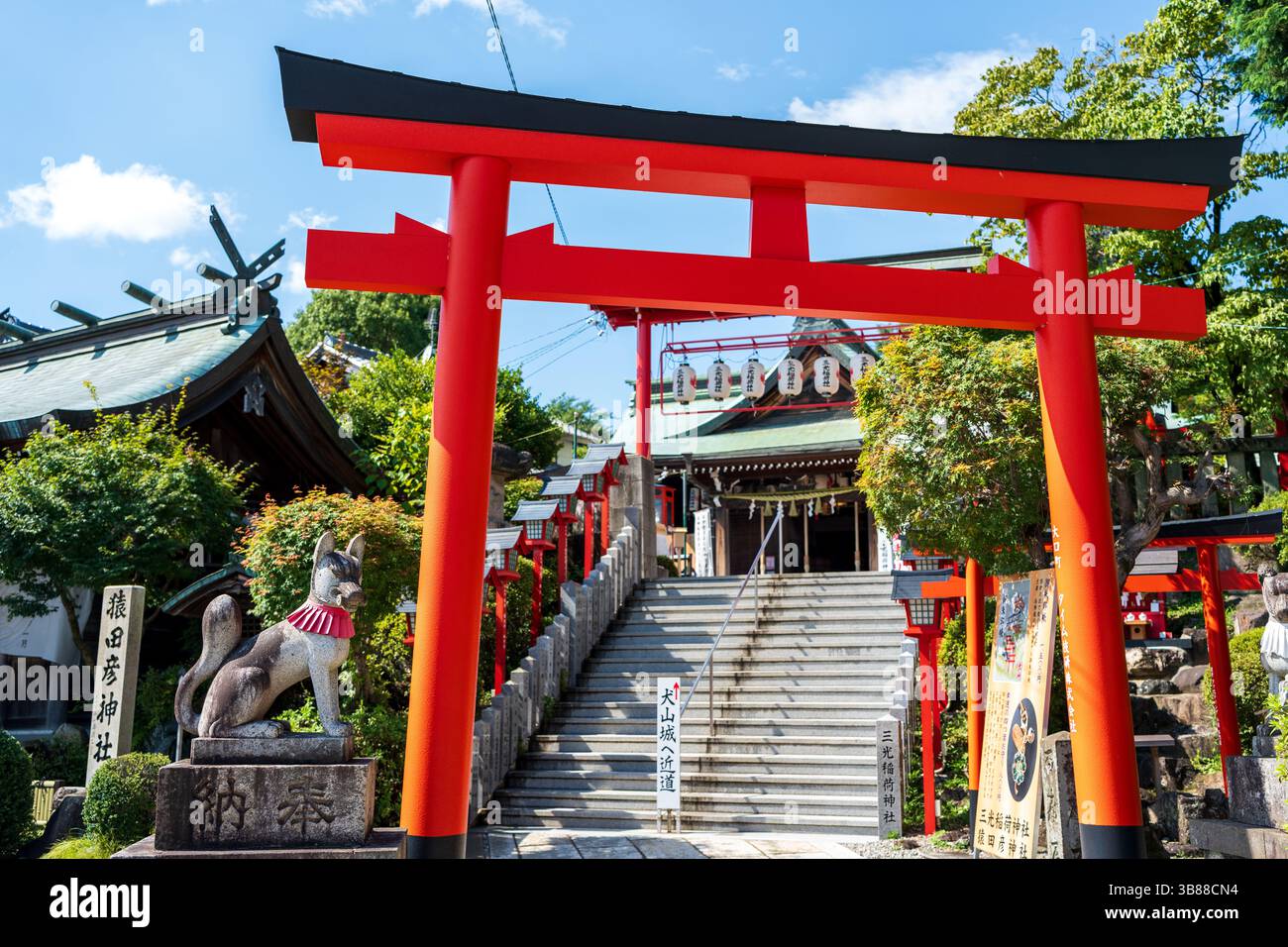 The front entrance approach and stone steps of Sanko Inari Shrine. Inuyama, Aichi, Japan Stock ...