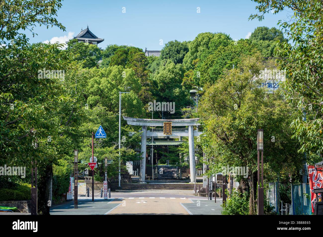 Main entrance and torii gate of Haritsuna Shrine, known for the Inuyama Festival. Inuyama, Aichi ...