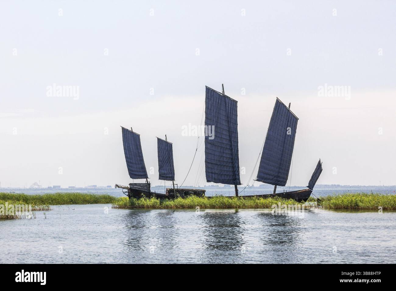 China barges hi-res stock photography and images - Alamy
