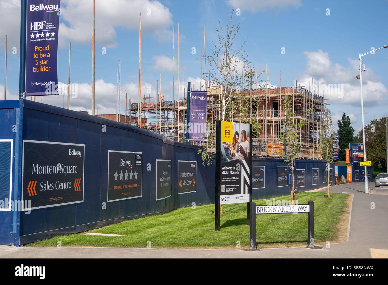 Slough, UK. 7th May, 2025. Bellway Homes are building a new development ...