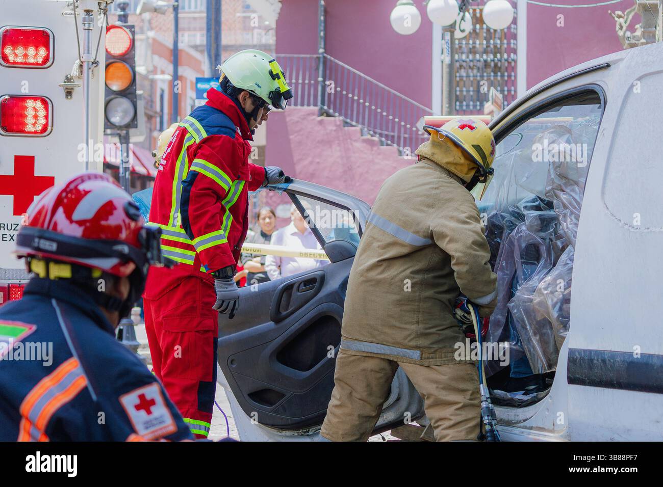 Firefighters and emergency responders simulate the extraction of victims Stock Photo - Alamy
