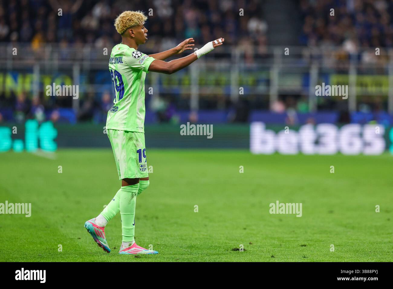 Milan, Italien. 06th May, 2025. Lamine Yamal of FC Barcelona gestures ...
