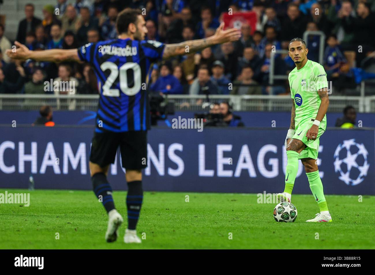 Milan, Italien. 06th May, 2025. Raphinha of FC Barcelona seen in action ...