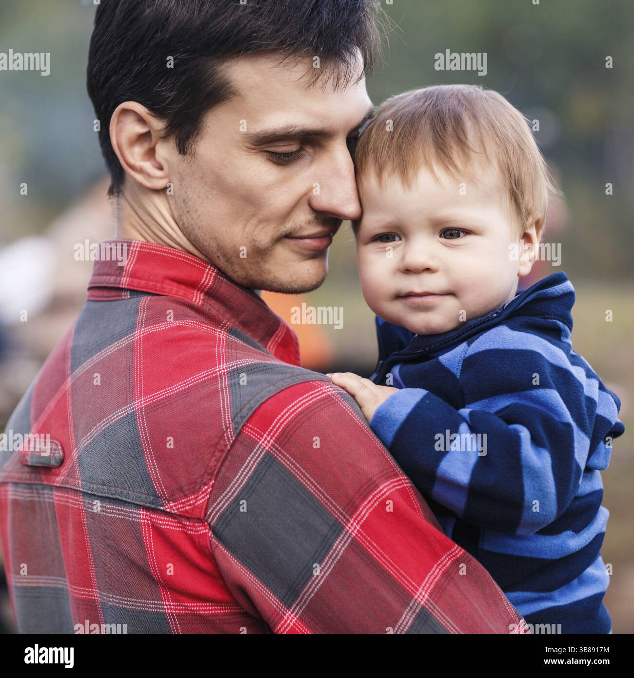 Father hugging toddler son hi-res stock photography and images - Alamy
