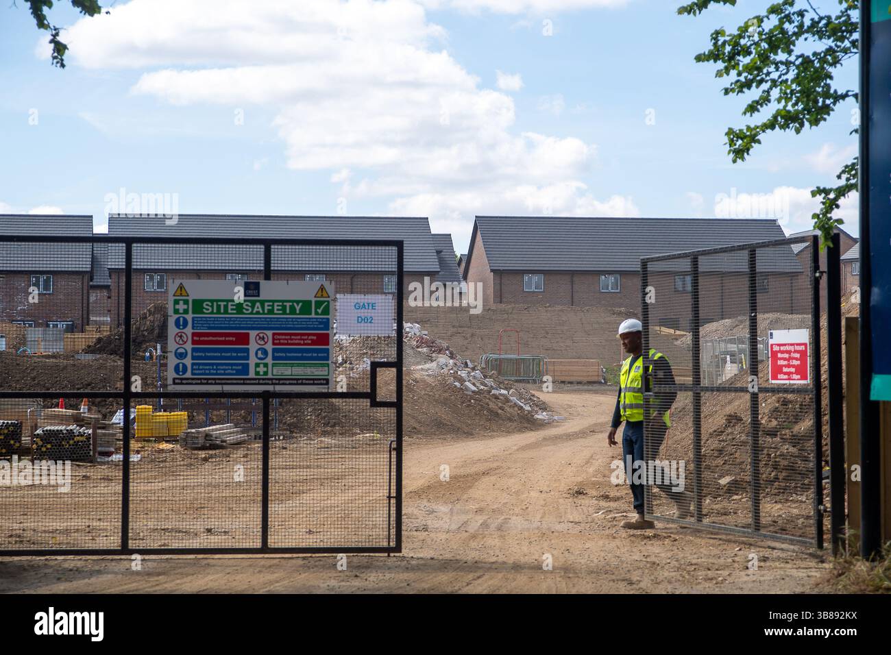 Windsor, UK. 7th May, 2025. A new Crest Nicholson housing estate under ...