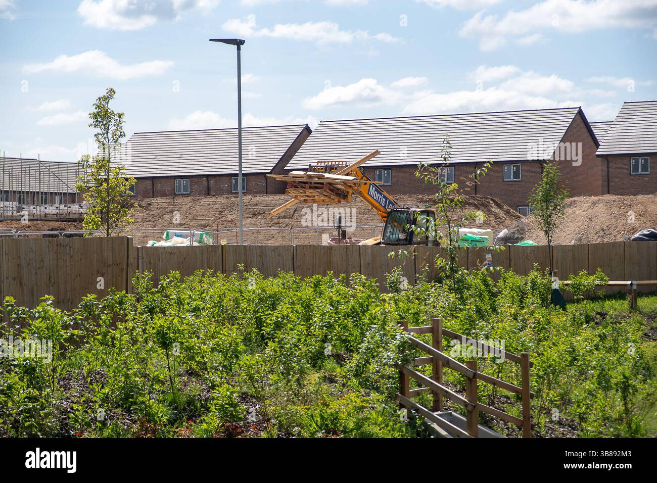 Windsor, UK. 7th May, 2025. A new Crest Nicholson housing estate under construction in Windsor ...