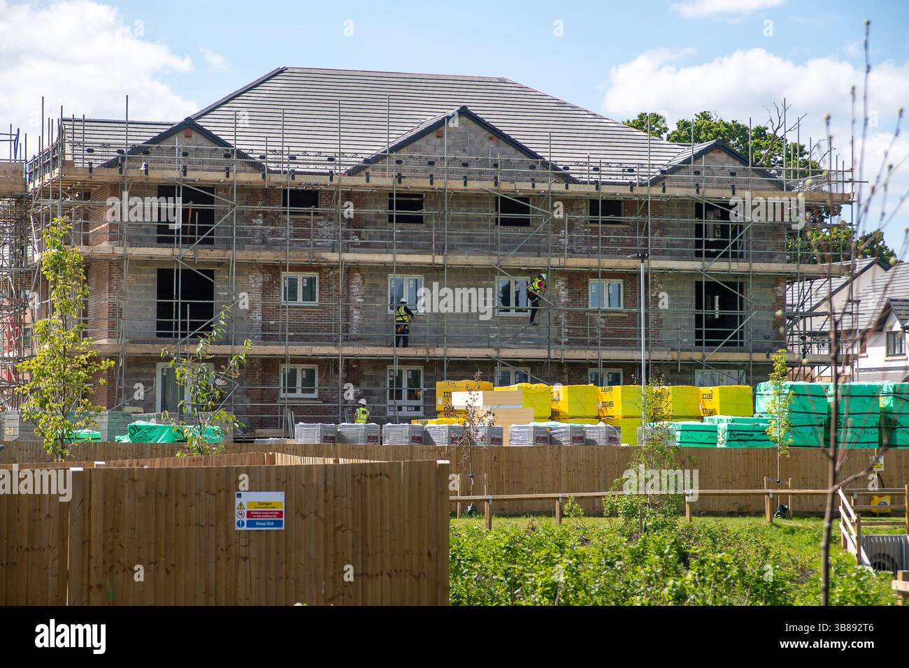 Windsor, UK. 7th May, 2025. A new Crest Nicholson housing estate under construction in Windsor ...