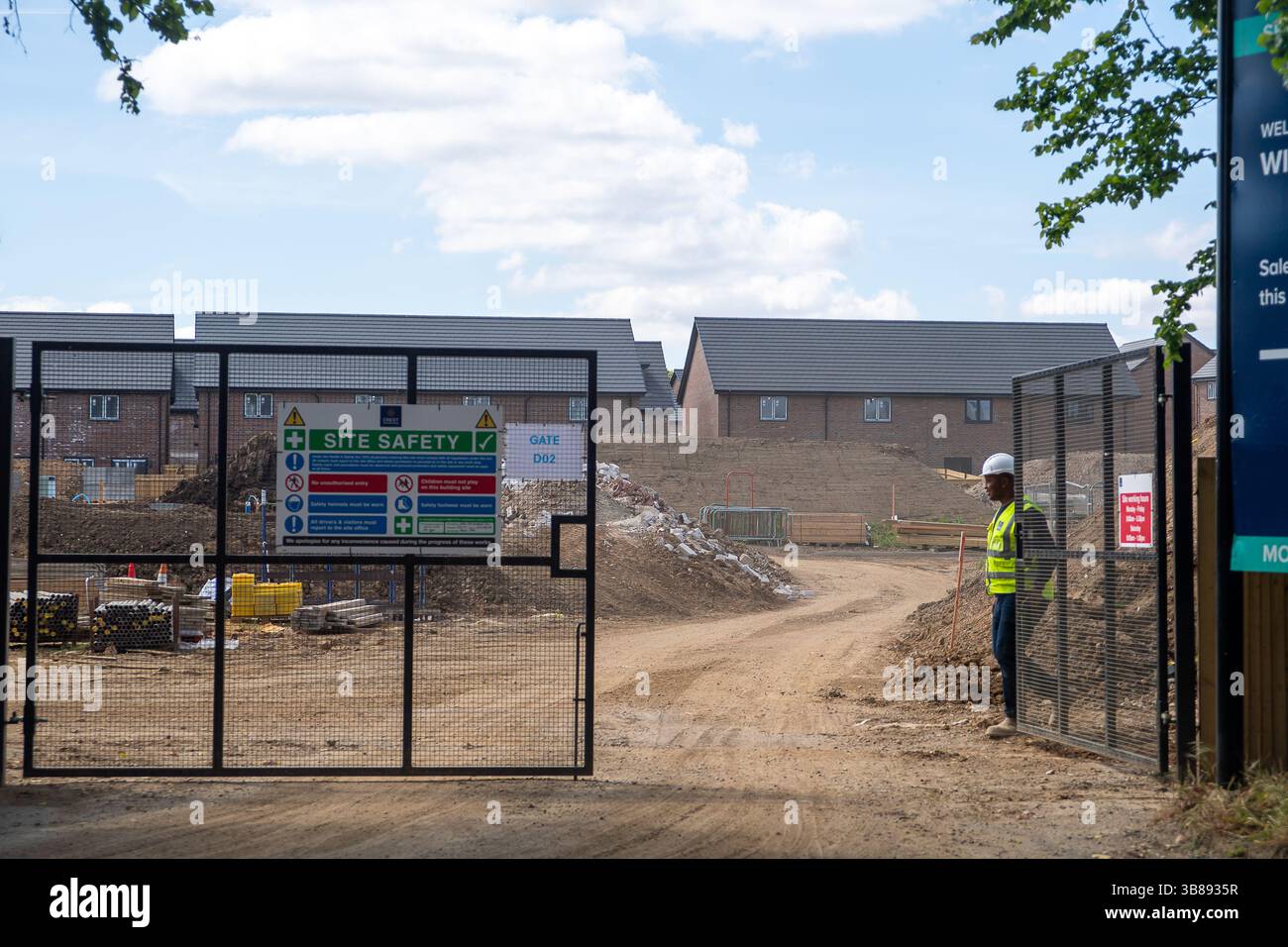 Windsor, UK. 7th May, 2025. A new Crest Nicholson housing estate under construction in Windsor ...