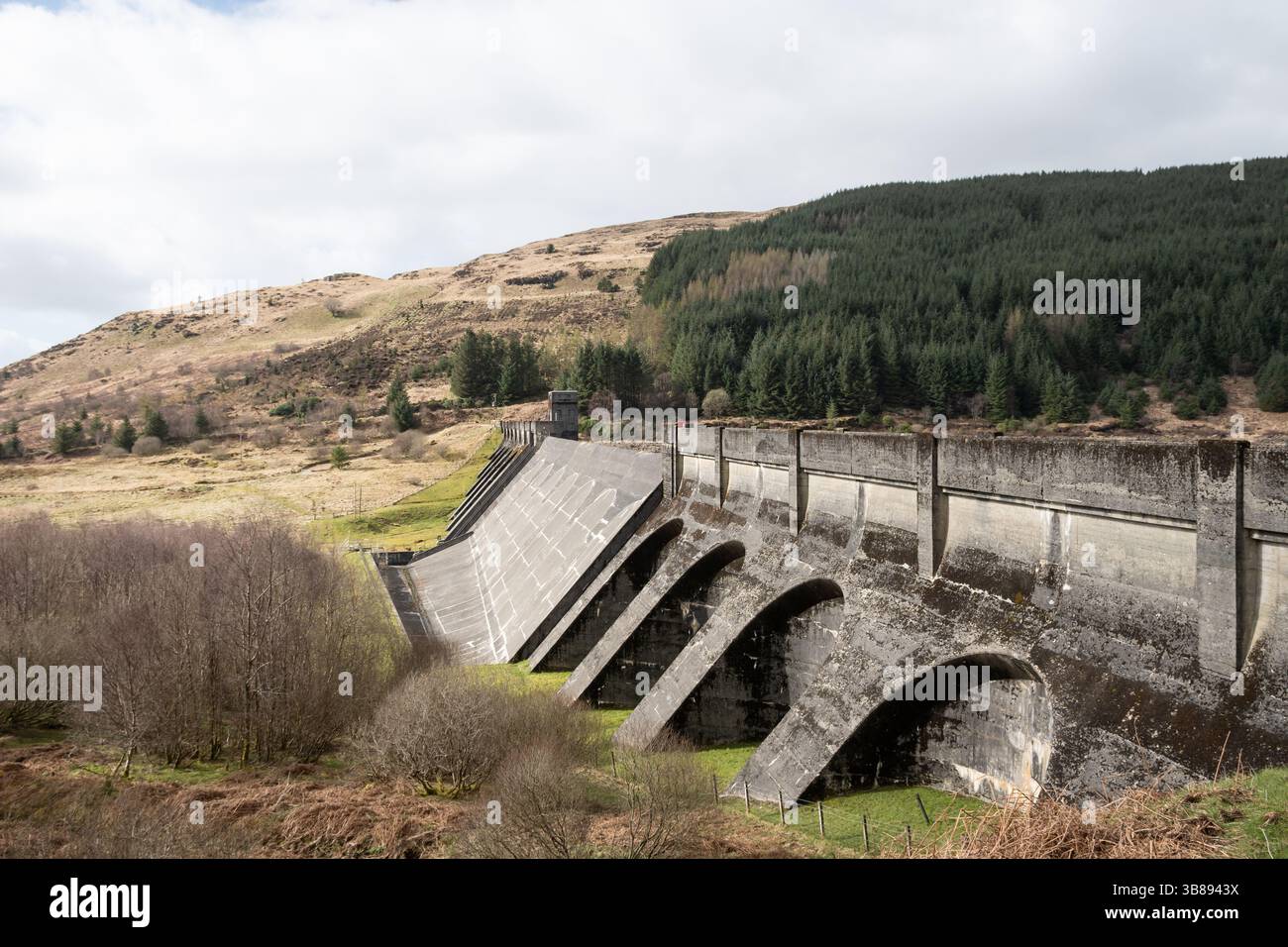 Manmade concrete dam in hi-res stock photography and images - Alamy