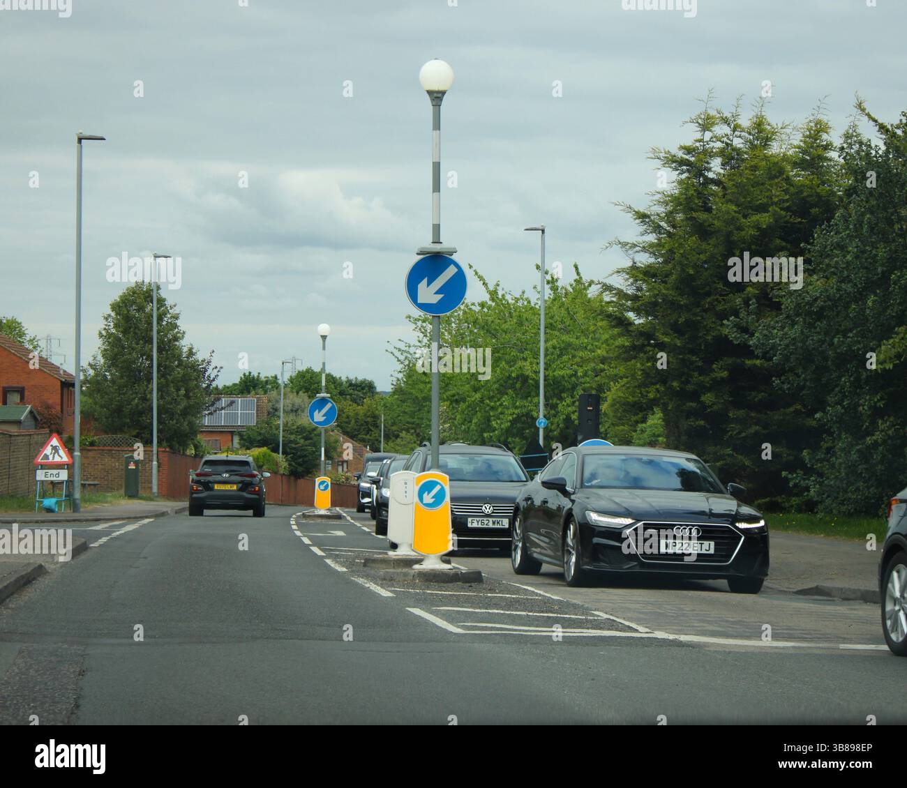 Rushey way, Reading, Traffic giving way to vehicles on the Mini ...