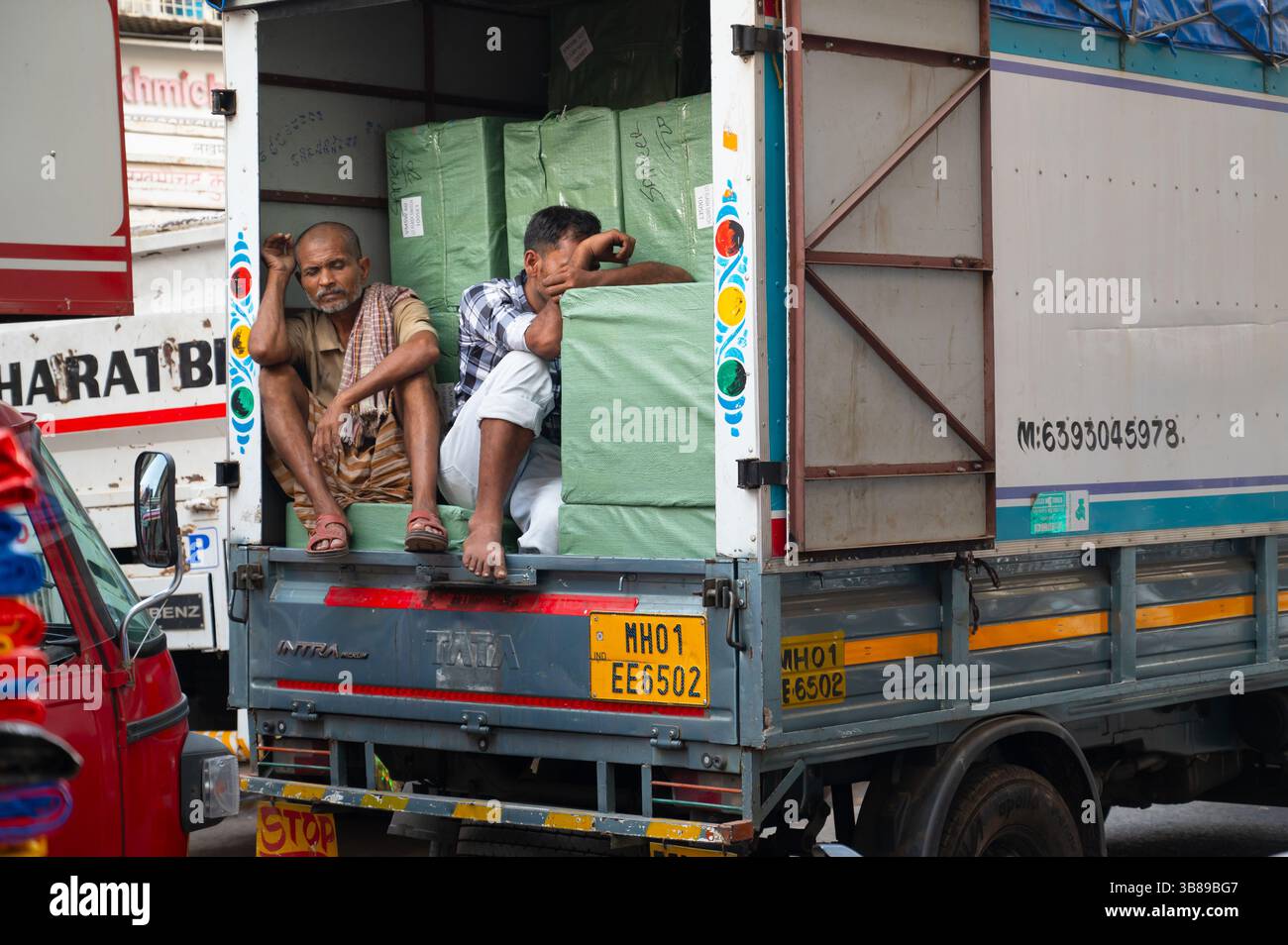 Streets of Mumbai, Masjid Bunder, India, worker sleep at the loaded ...