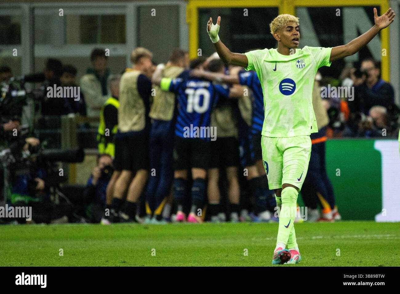 Lamine yamal FC Barcelona after goal 2-0 during semi-finals 2nd leg ...