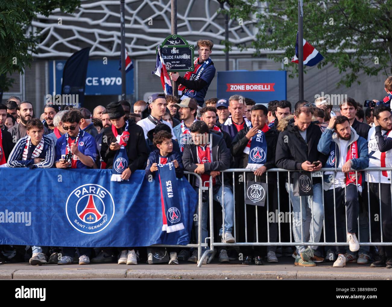 Paris, France. 7th May, 2025. Paris Saint Germain fans outside the ...