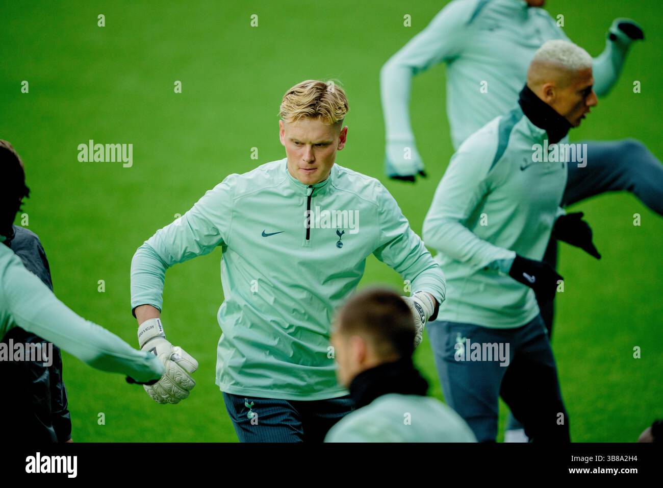 Tottenham Hotspur goalkeeper Antonin Kinsky (centre) during a training ...