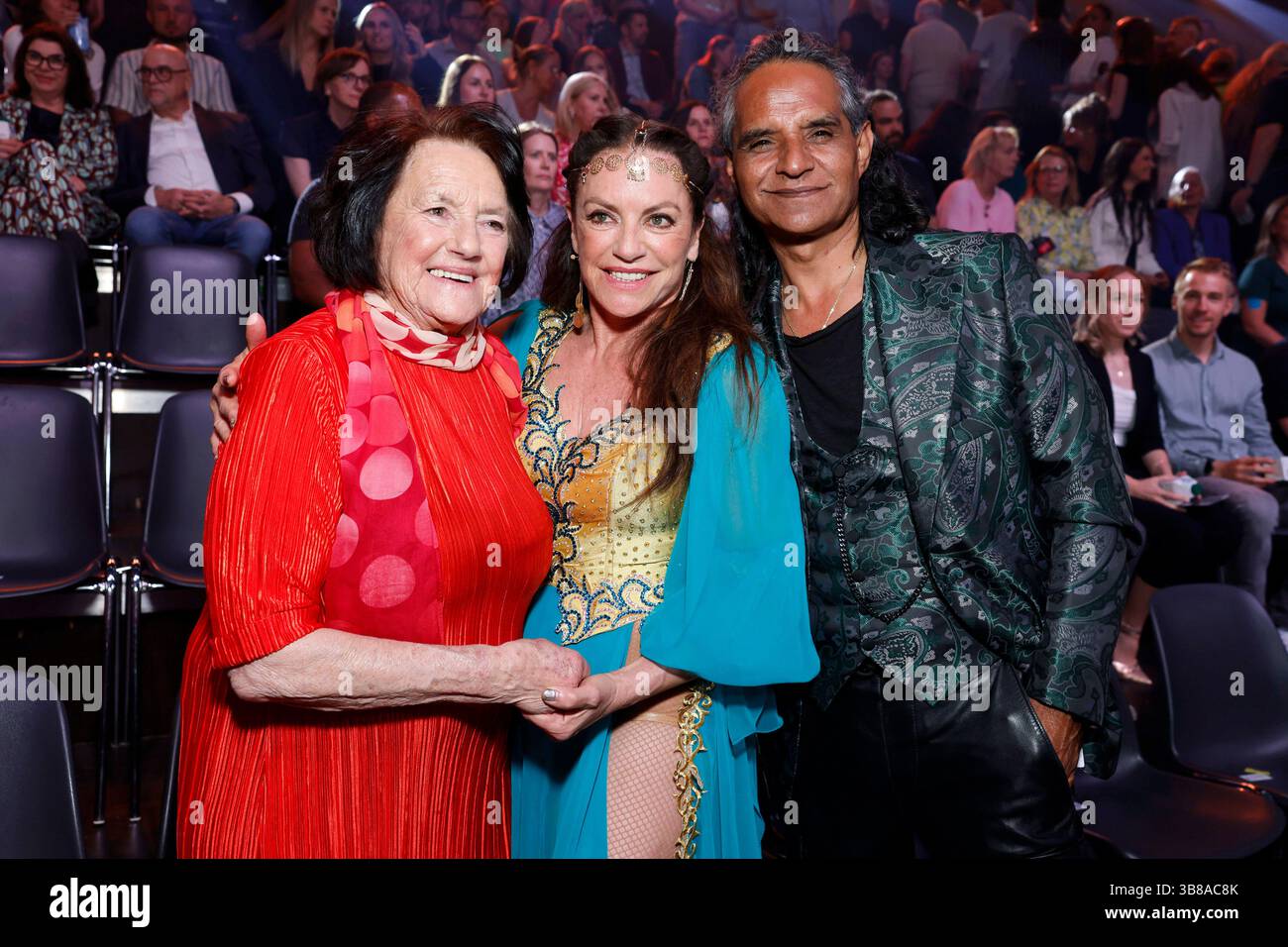 Schauspielerin Christine Neubauer m, ihre Mutter Lydia Neubauer l und ...