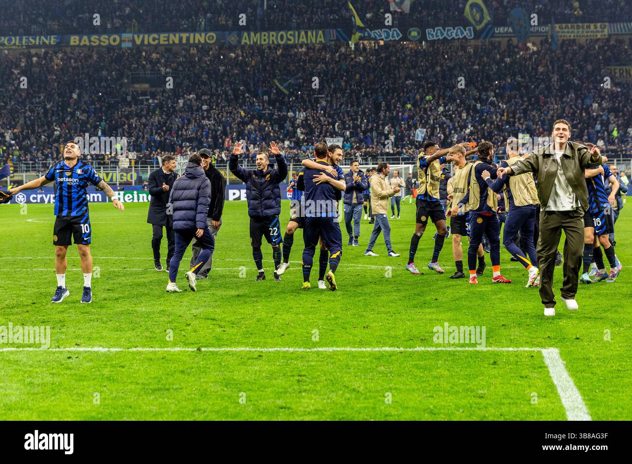 FC Internazionale players celebrates victory after semi-finals 2nd leg ...