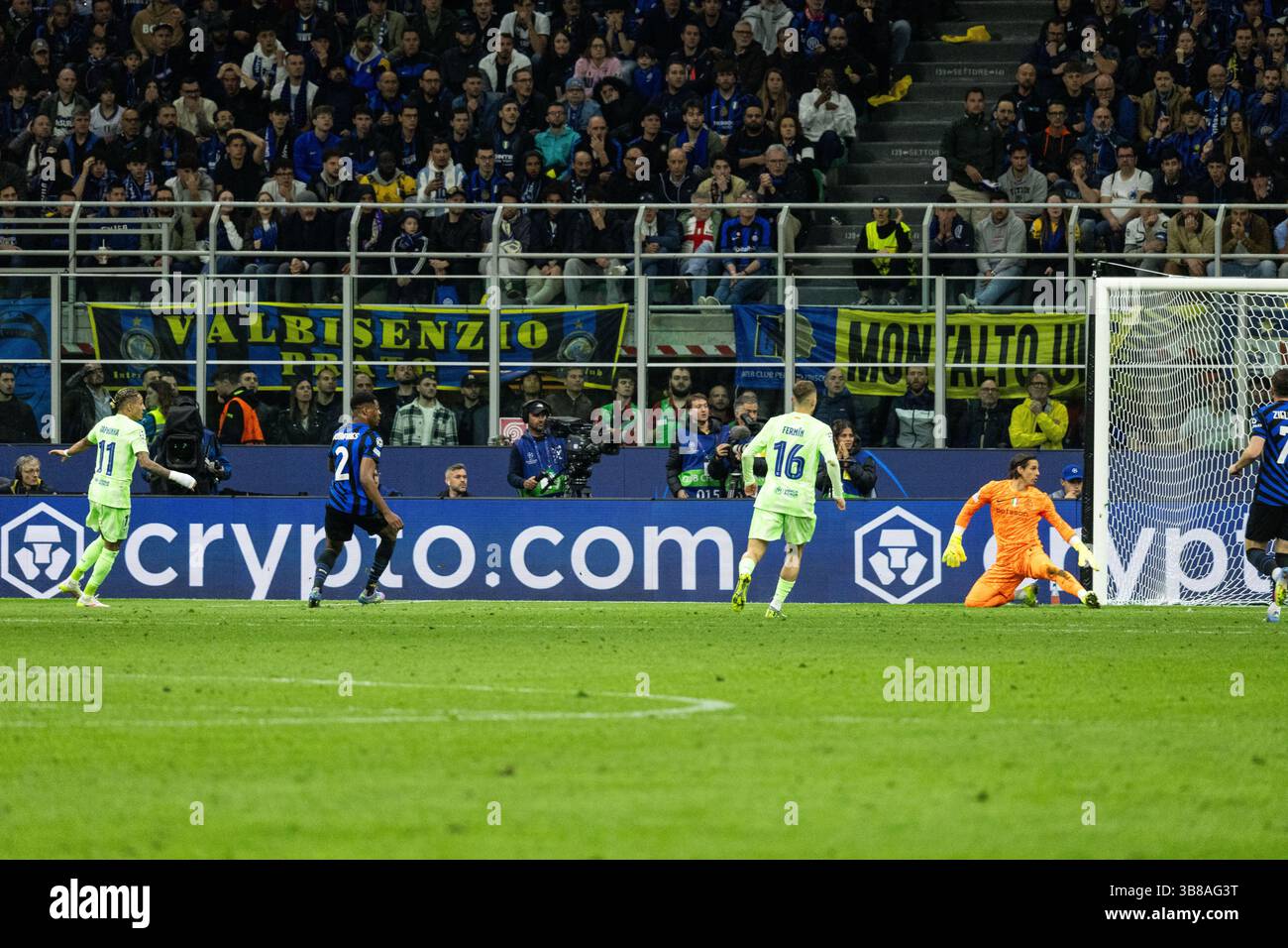 Raphinha Fc Barcelona scores goal 2-3 during semi-finals 2nd leg match ...