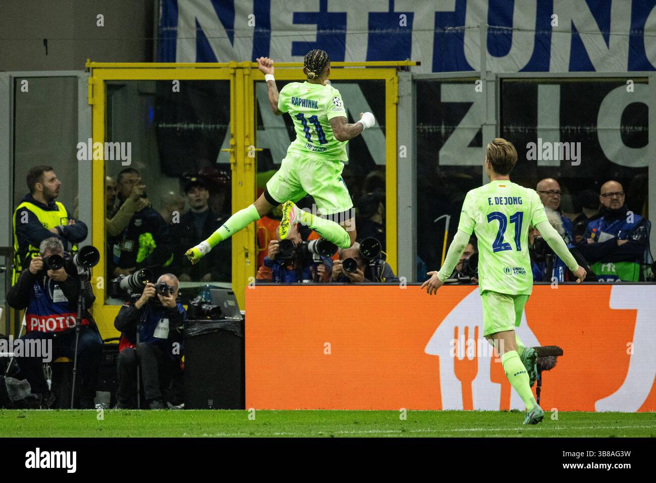 Raphinha barcelona champions league hi-res stock photography and images ...