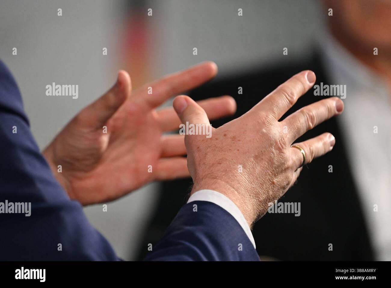 Symbolic photo of negotiating skills, hands, gestures, gesticulating ...