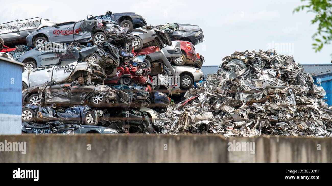 Pile of crushed cars in a junkyard. Car recycling Stock Photo - Alamy