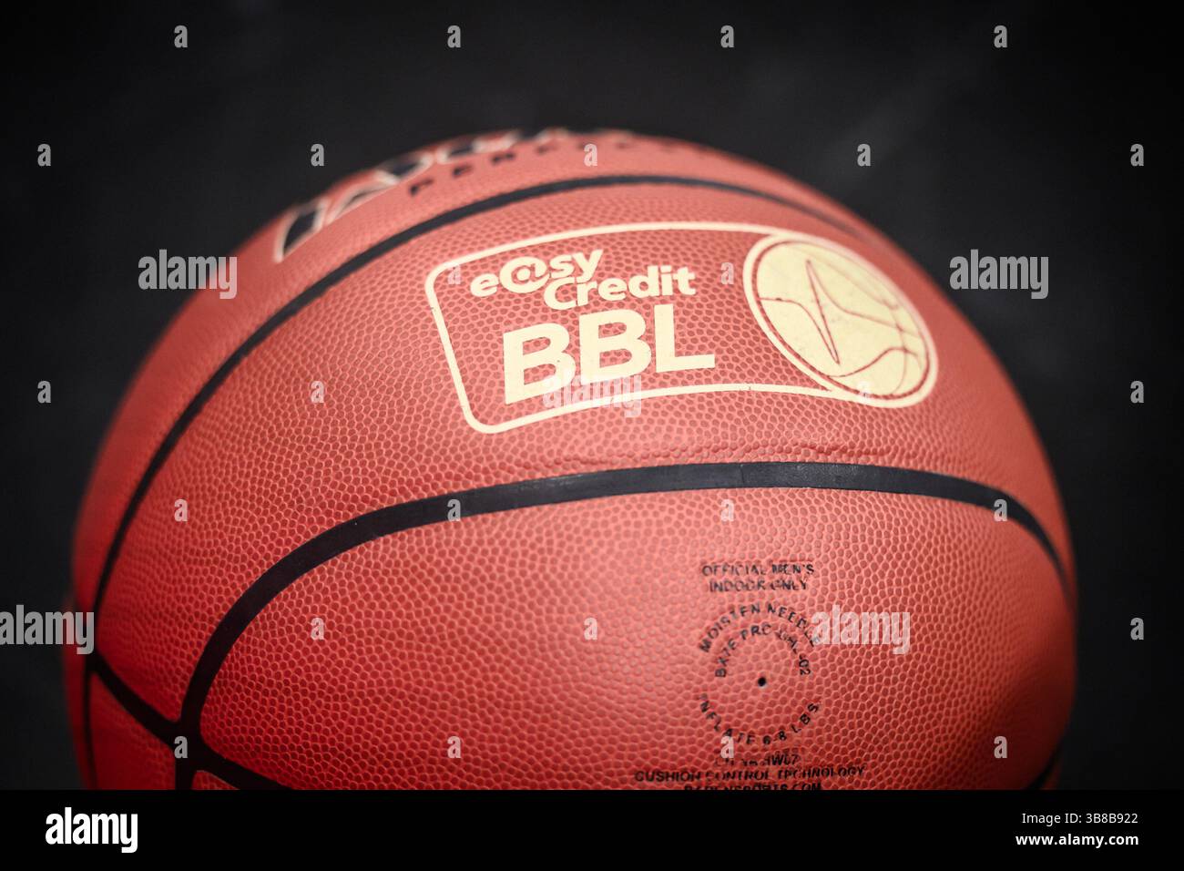 Feature, Symbolbild: Logo easyCredit BBL auf Basketball / GER, MHP ...
