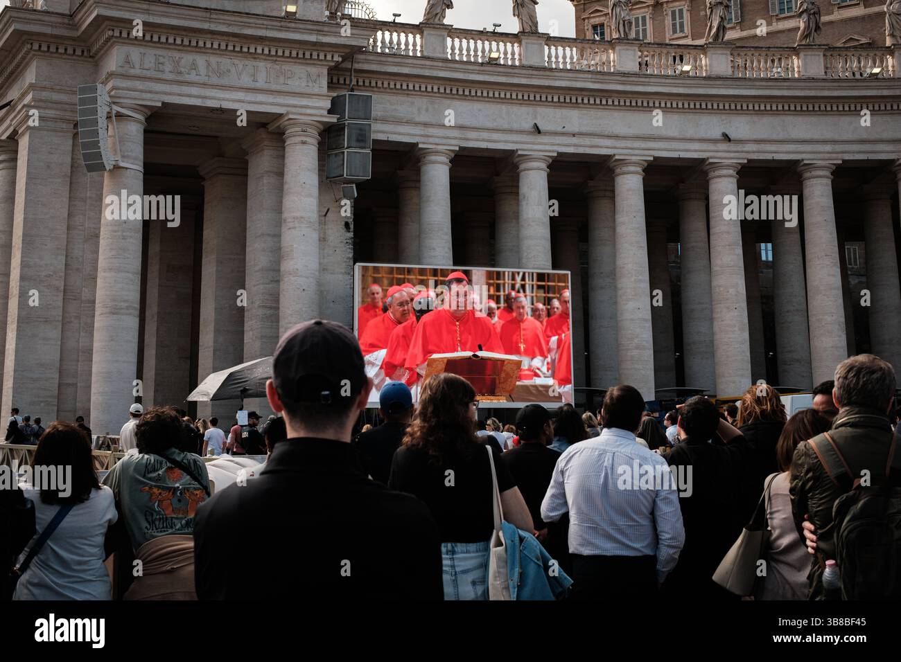 Pilgrims gather in st hi-res stock photography and images - Alamy