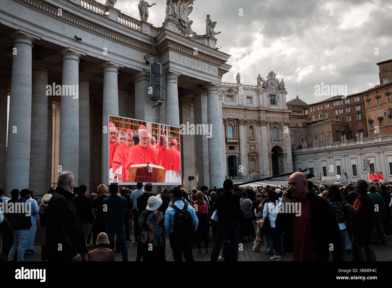 Vatican, beginning of the Conclave. Pilgrims gather in St. Peter s ...