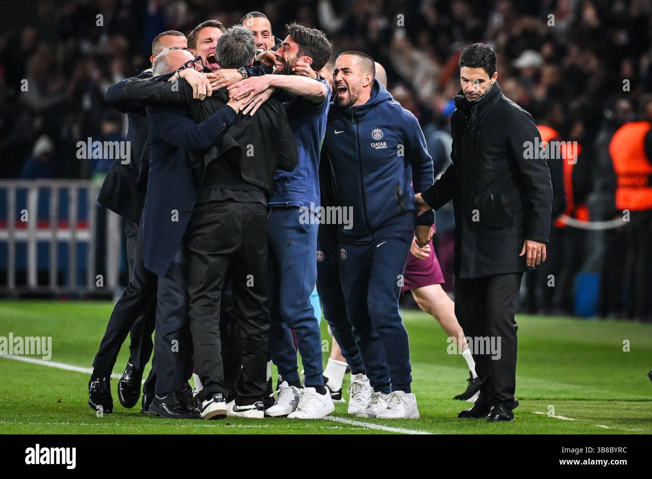 Staff of PSG celebrate the victory with Luis ENRIQUE of PSG and Luis ...