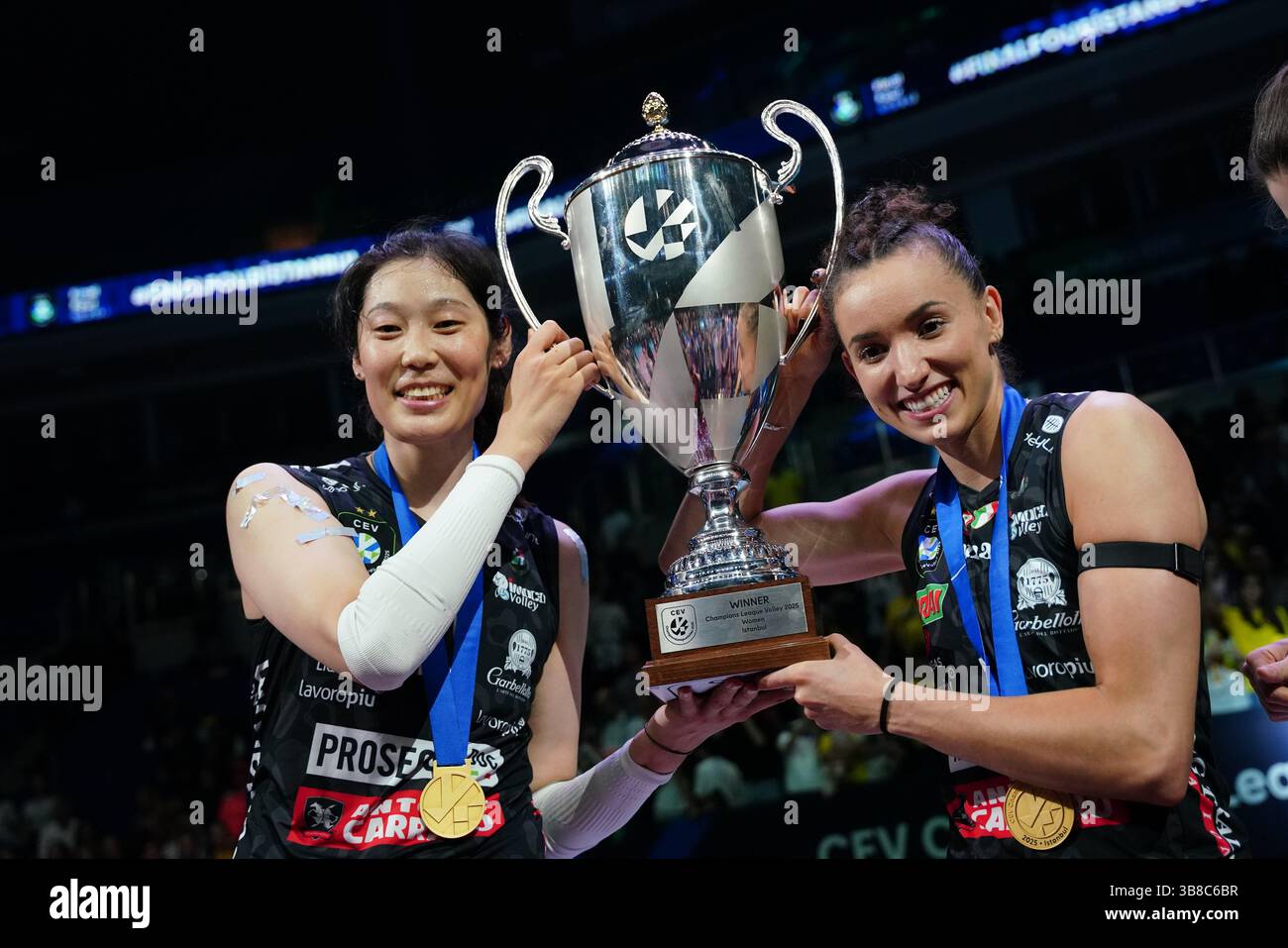 ISTANBUL, TURKIYE - MAY 04, 2025: Imoco Volley Conegliano players Ting ...