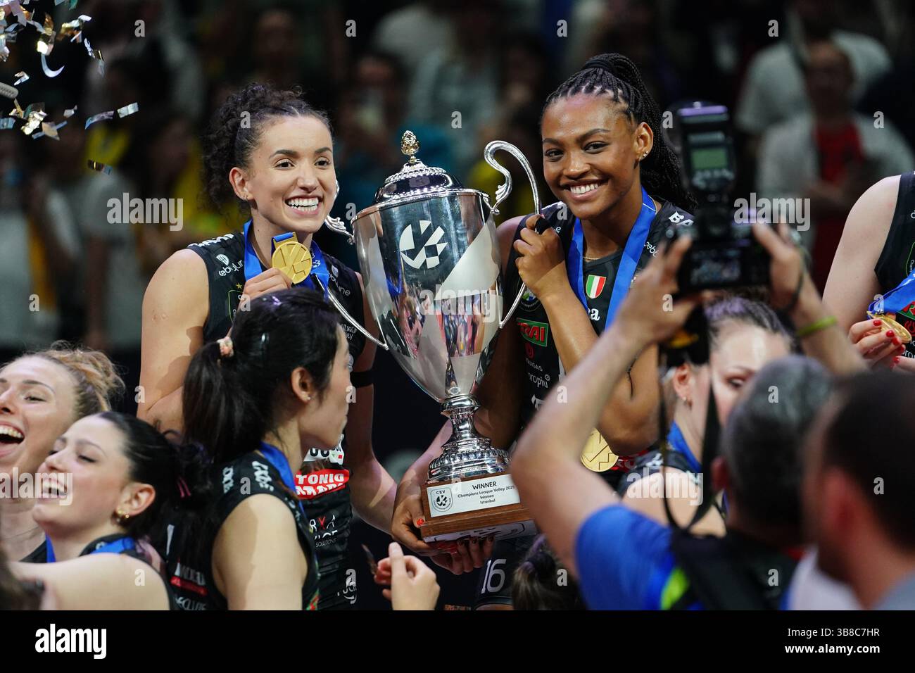ISTANBUL, TURKIYE - MAY 04, 2025: Imoco Volley Conegliano players celebrating winning of CEV ...