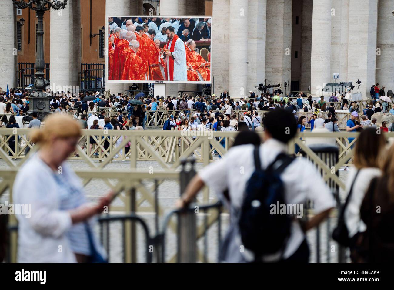 Vatican, Vatican, Vatican. 7th May, 2025. People assembled in St. Peter ...