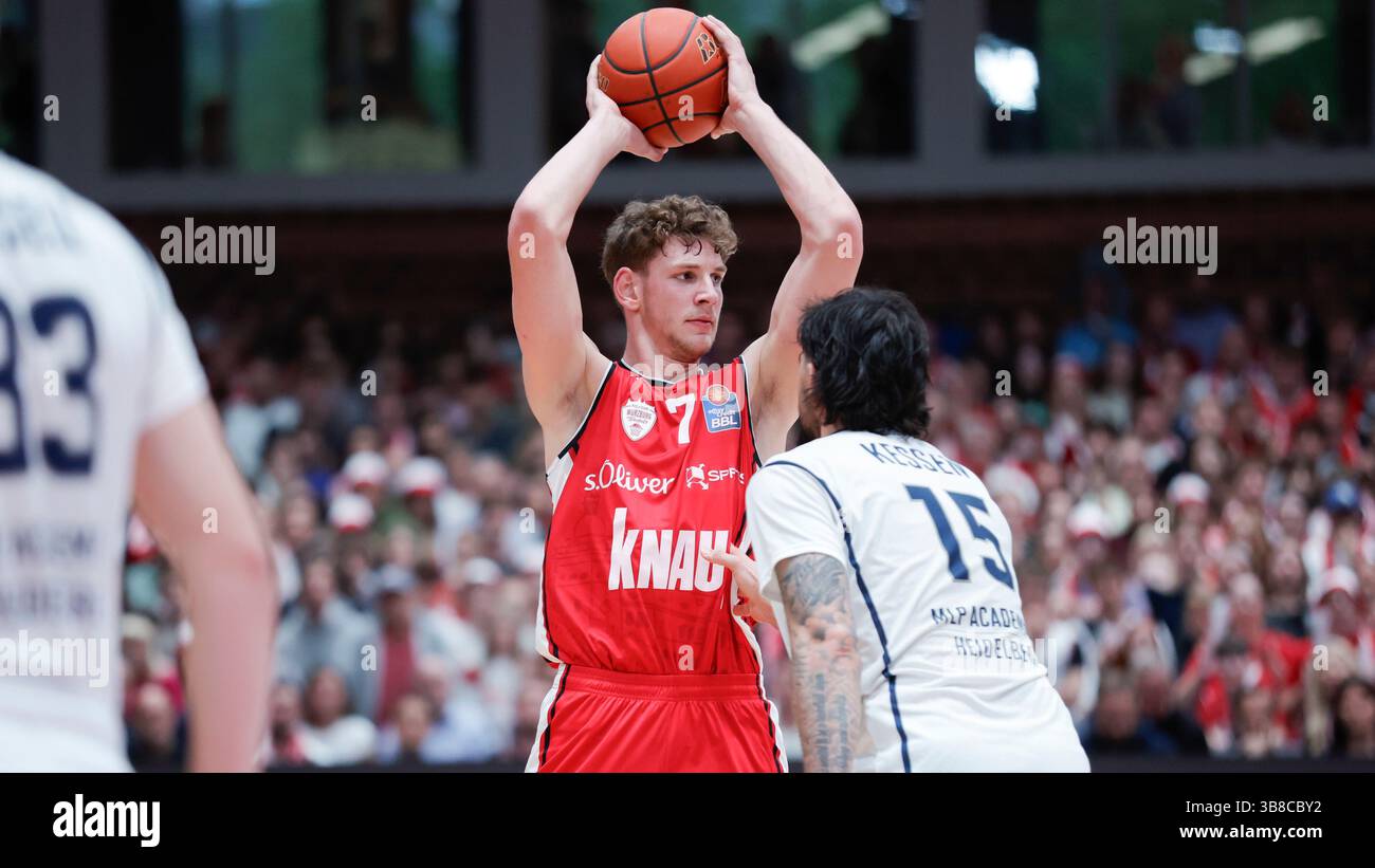 Im Bild: v.li. Hannes Steinbach (Wuerzburg Baskets, 7) am Ball gegen ...
