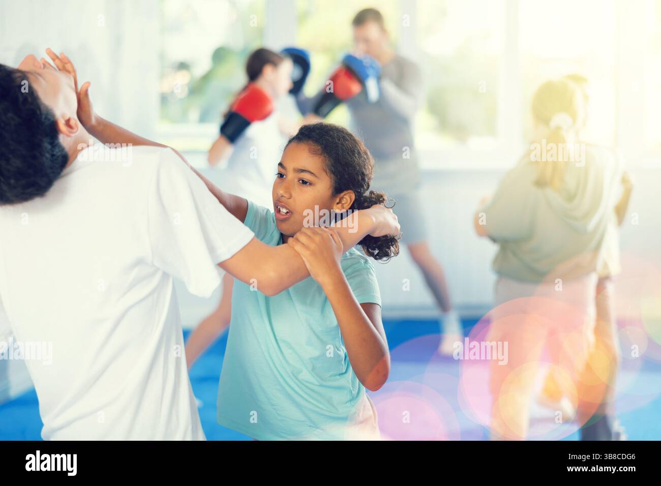 Preteen children pairs learning strength self-defense in gym Stock ...