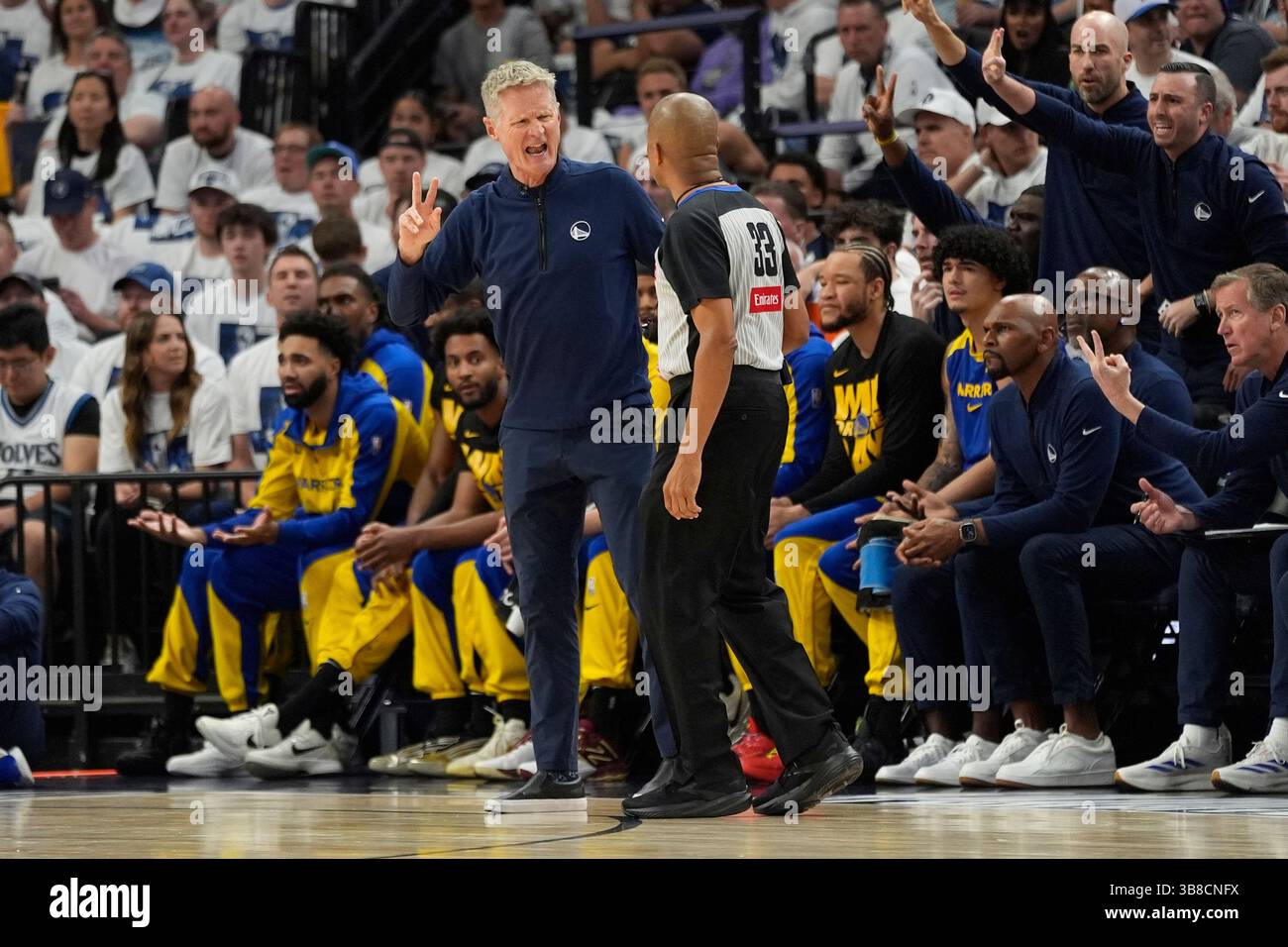 Golden State Warriors head coach Steve Kerr looks toward referee Sean ...