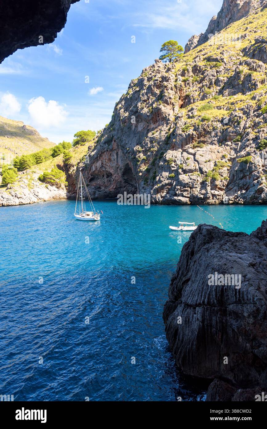 Nestled between steep rocky hi-res stock photography and images - Alamy