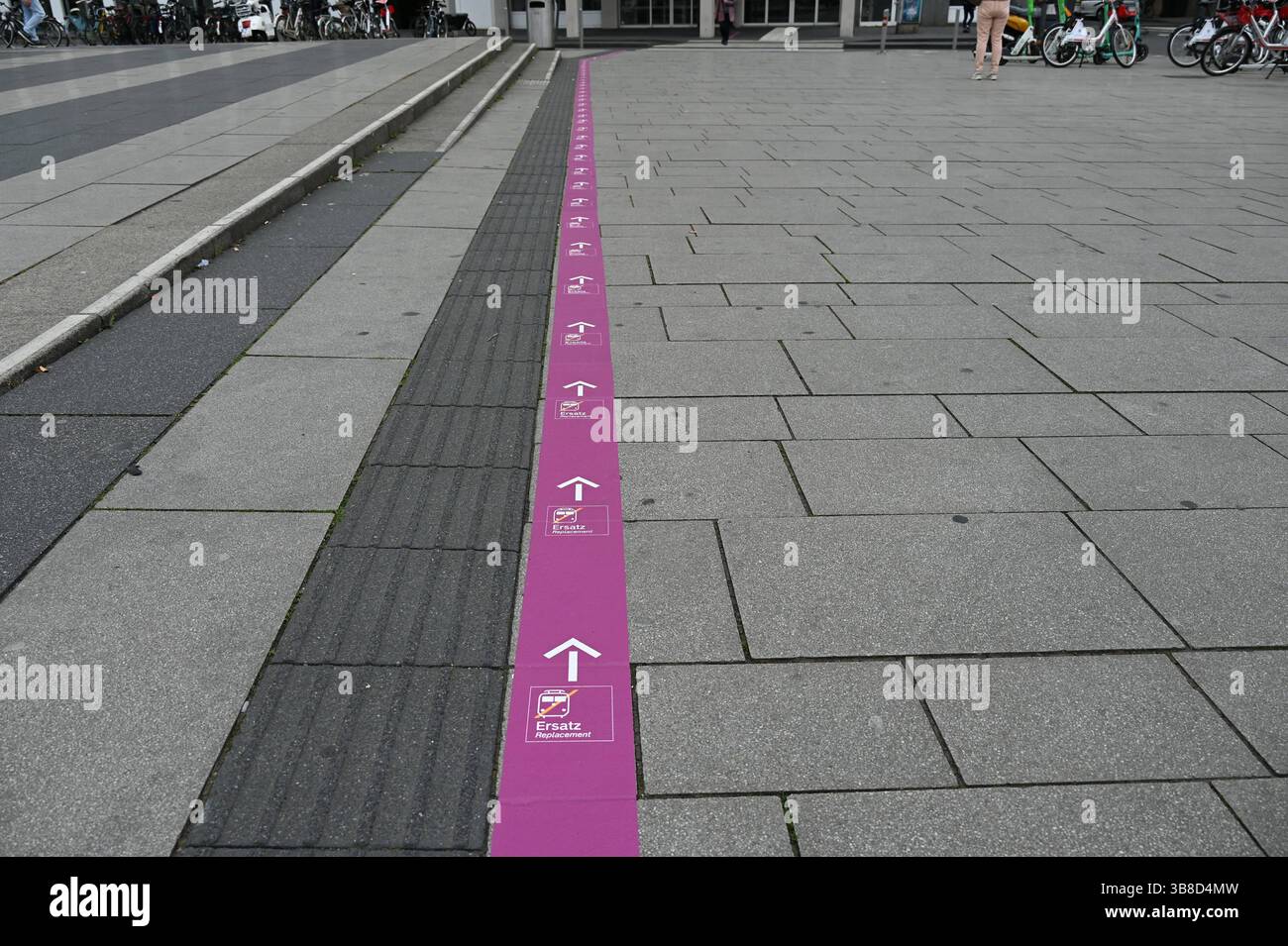 Hinweise auf Schienenersatzverkehr auf dem Weg mit Pfeilen zu den ...