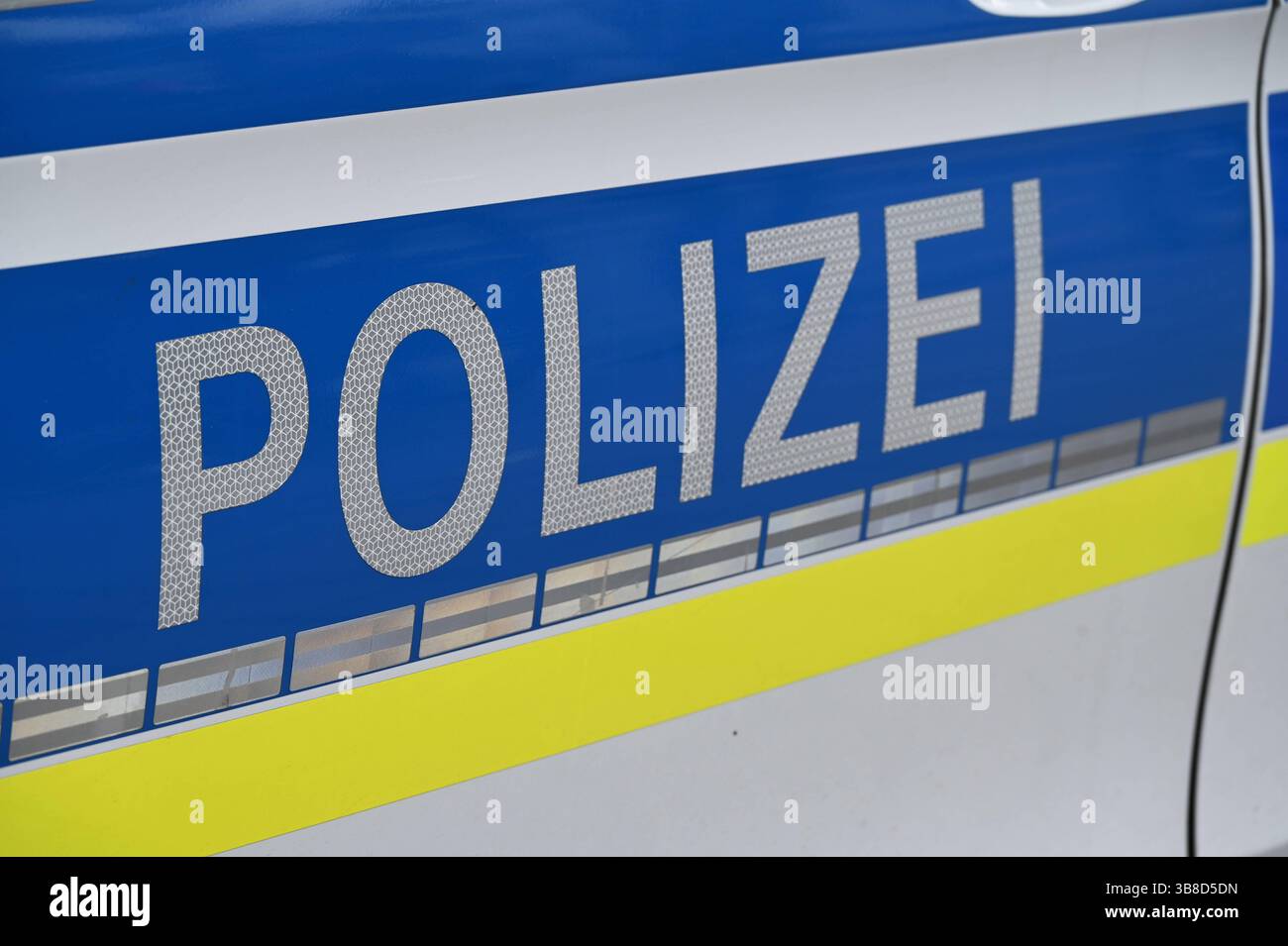 Schriftzug POLIZEI auf einem Einsatzfahrzeug *** POLIZEI lettering on ...