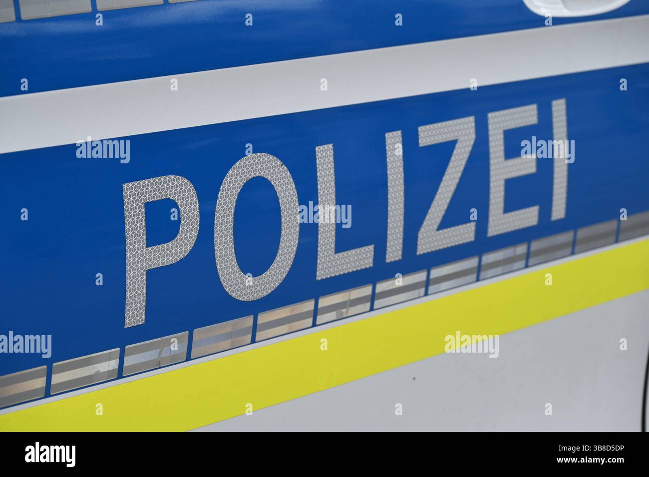 Schriftzug POLIZEI auf einem Einsatzfahrzeug *** POLIZEI lettering on ...
