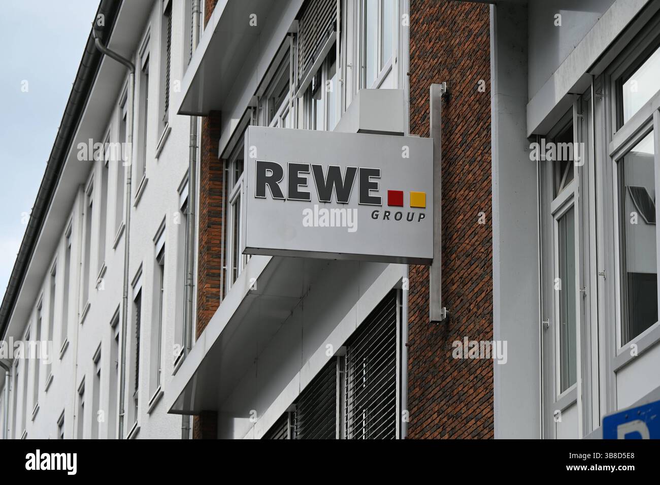 Logo, Schriftzug der Rewe Group, ein international tätiger Handels- und ...