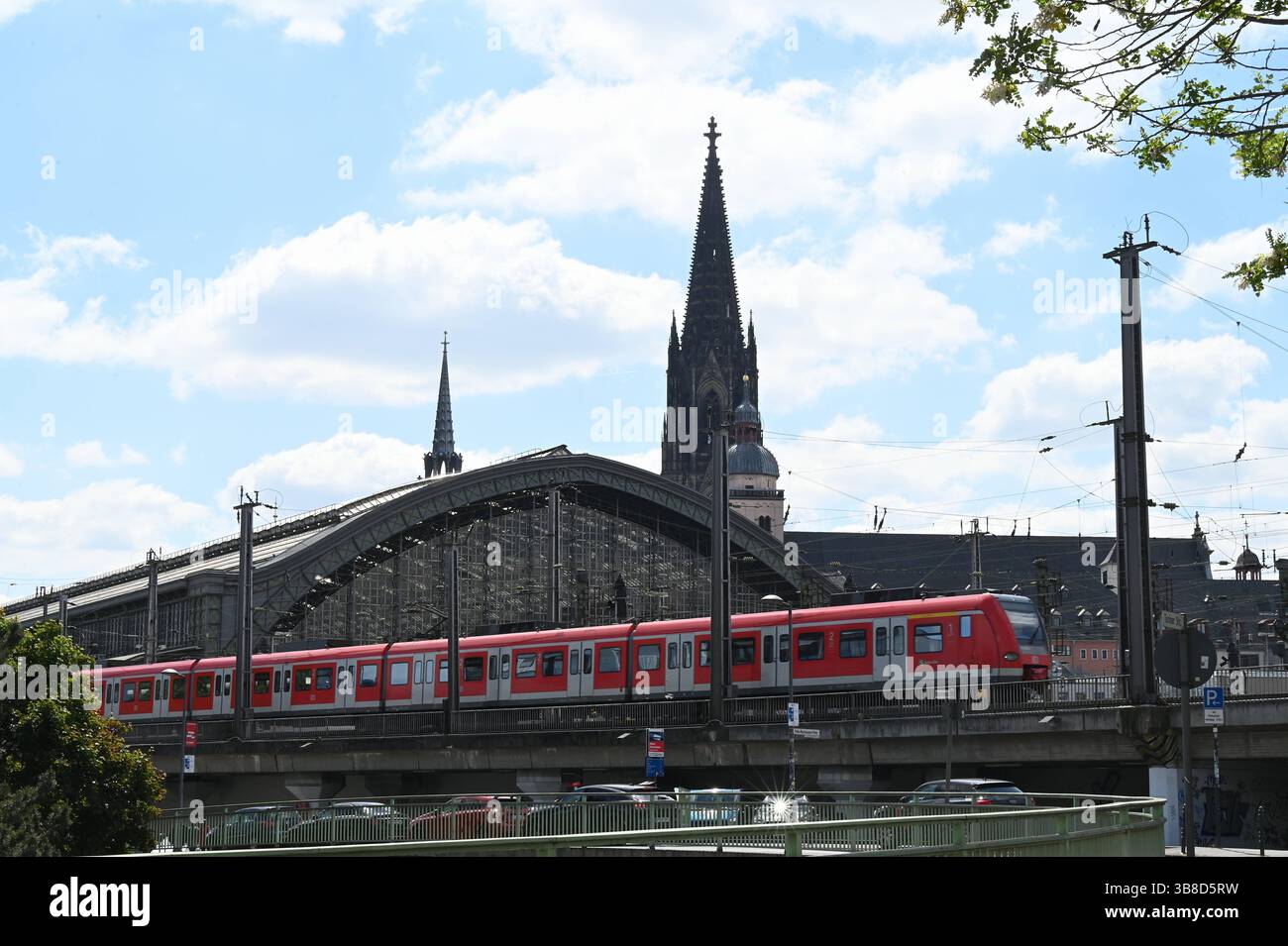 eine S-Bahn auf den Gleisen des Kölner Hauptbahnhof. Im Hintergrund der ...