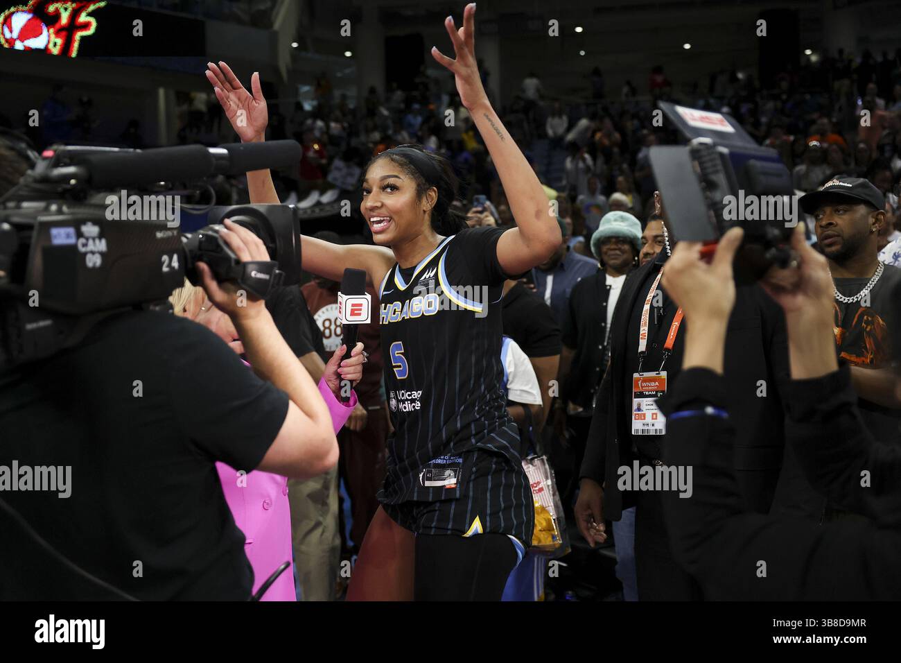 Holly rowe hi-res stock photography and images - Alamy