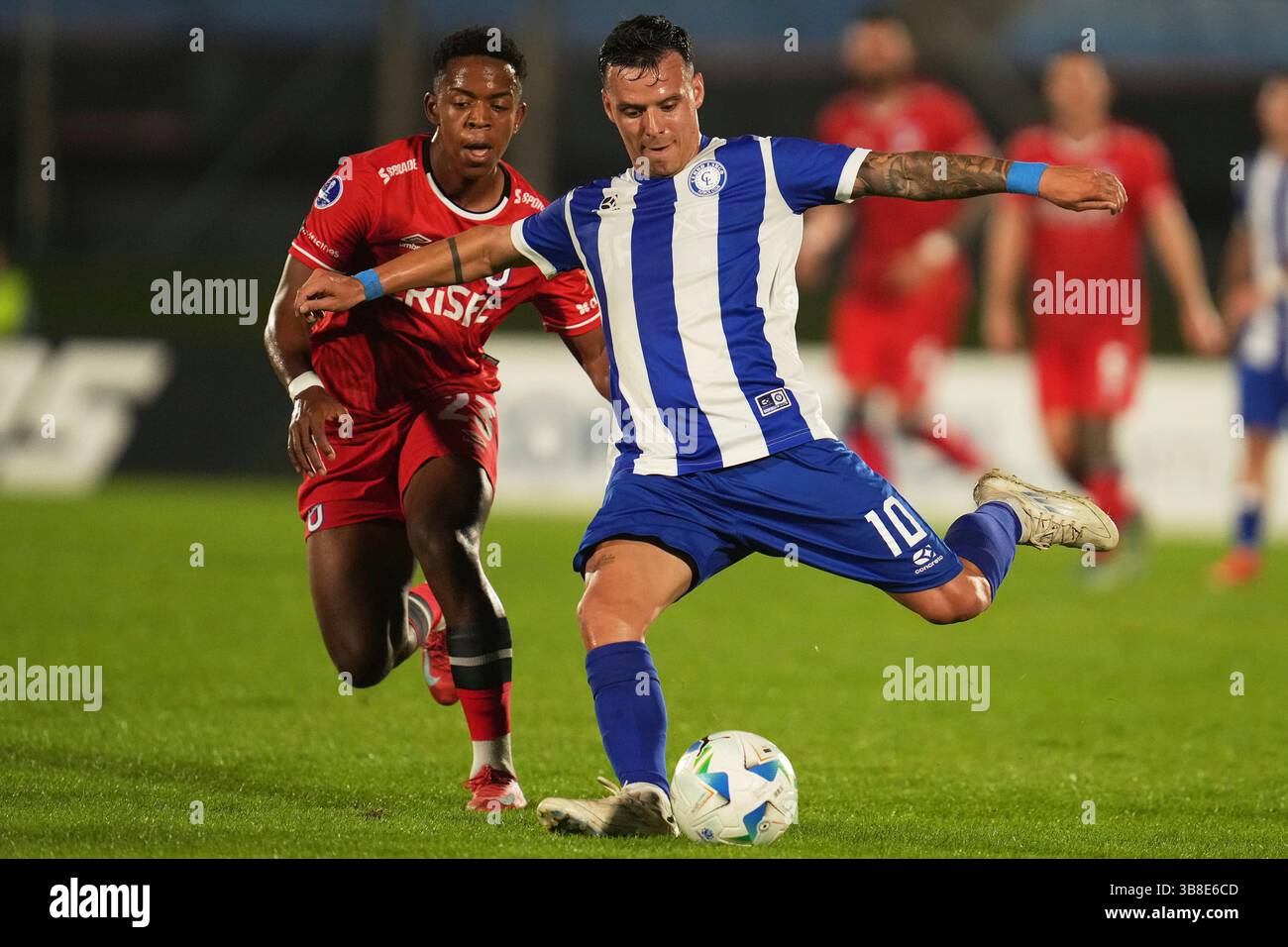 Alex Rodriguez, left, of Ecuador's Universidad Catolica and Leandro ...