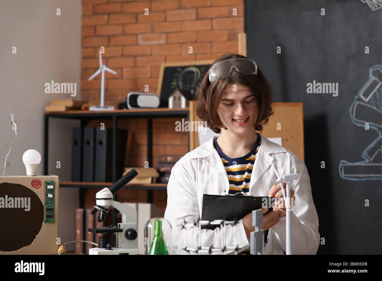 Inventor invention workshop hi-res stock photography and images - Alamy